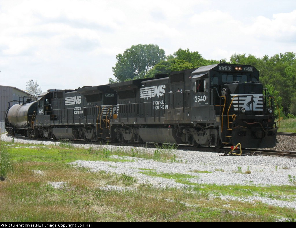 36E spotting tank cars at Bay Valley Foods